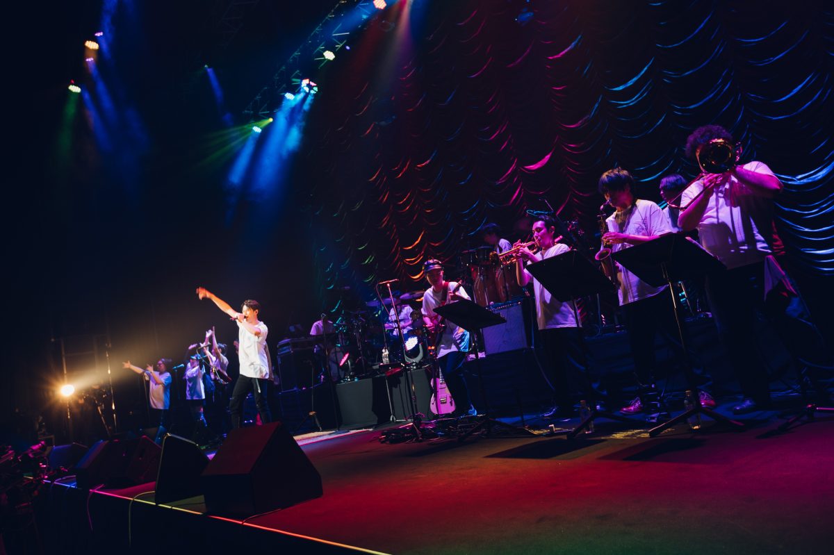 MORISAKI WIN（森崎ウィン）、12人編成のビッグバンドとのワンマンライブ「MORISAKI WIN GIG」、熱いセッションで観客を ...