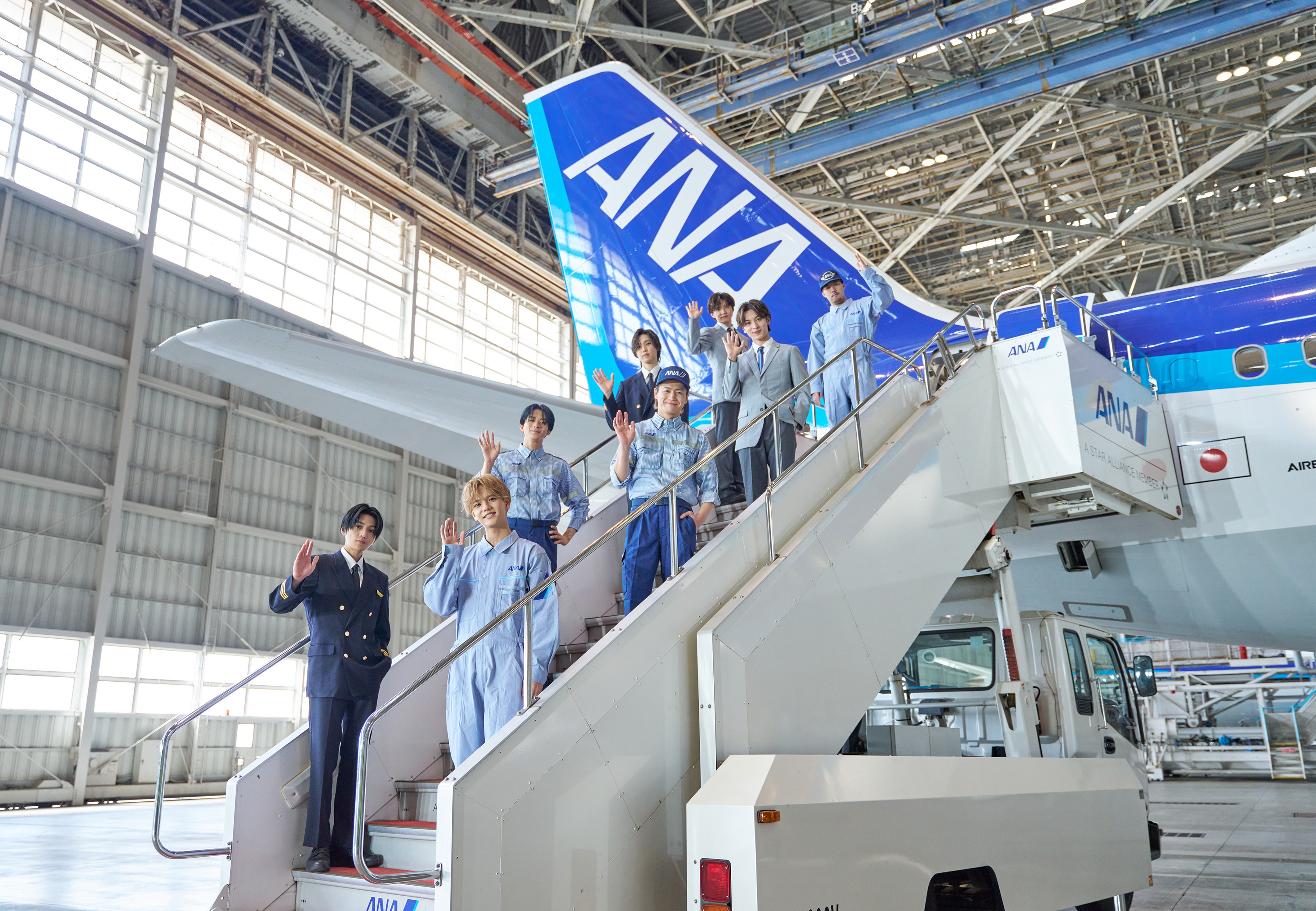FANTASTICSがANAとのコラボレーションを発表！ANAの制服を着用したメンバーが格納庫で新曲「PANORAMA JET」パフォーマンス ...