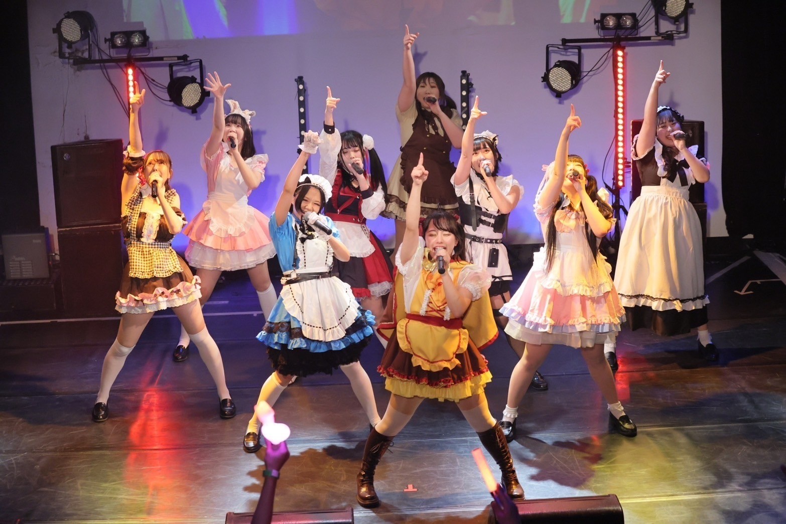 メイド姿になった燃えこれ学園のメンバーたちが定期公演で届けた、バレンタインのチョコ以上に甘いときめき。 - 日刊エンタメクリップ