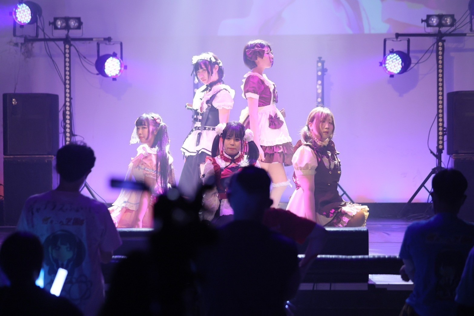 メイド姿になった燃えこれ学園のメンバーたちが定期公演で届けた、バレンタインのチョコ以上に甘いときめき。 - 日刊エンタメクリップ