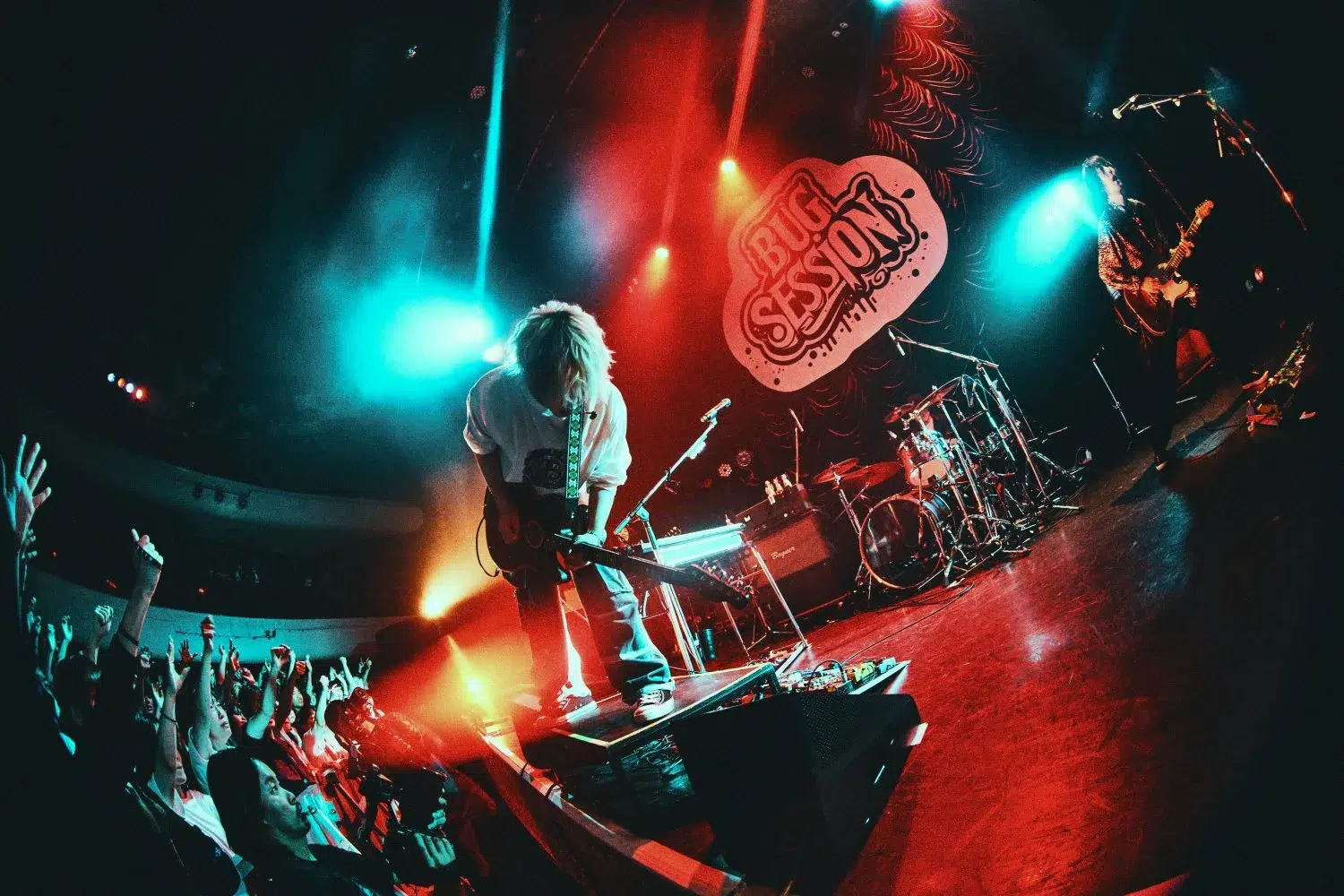 秋山黄色、CLAN QUEENと激アツ共演！「BUG SESSION vol.2」でまさかのカバー連発＆新曲披露で大盛況！ - 日刊エンタメクリップ